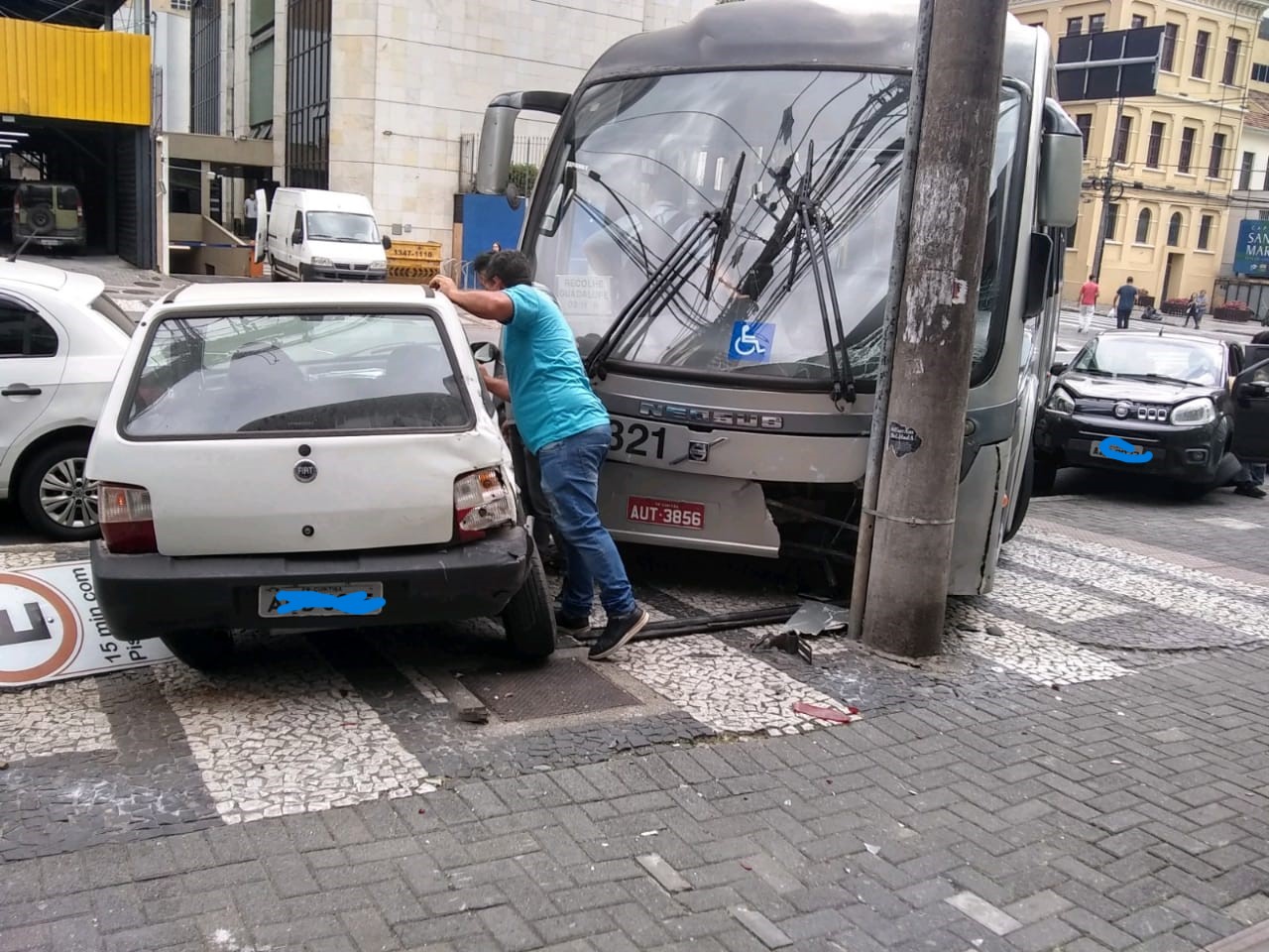 Motorista De Ligeirinho Passa Mal E Causa Grave Acidente No Centro De